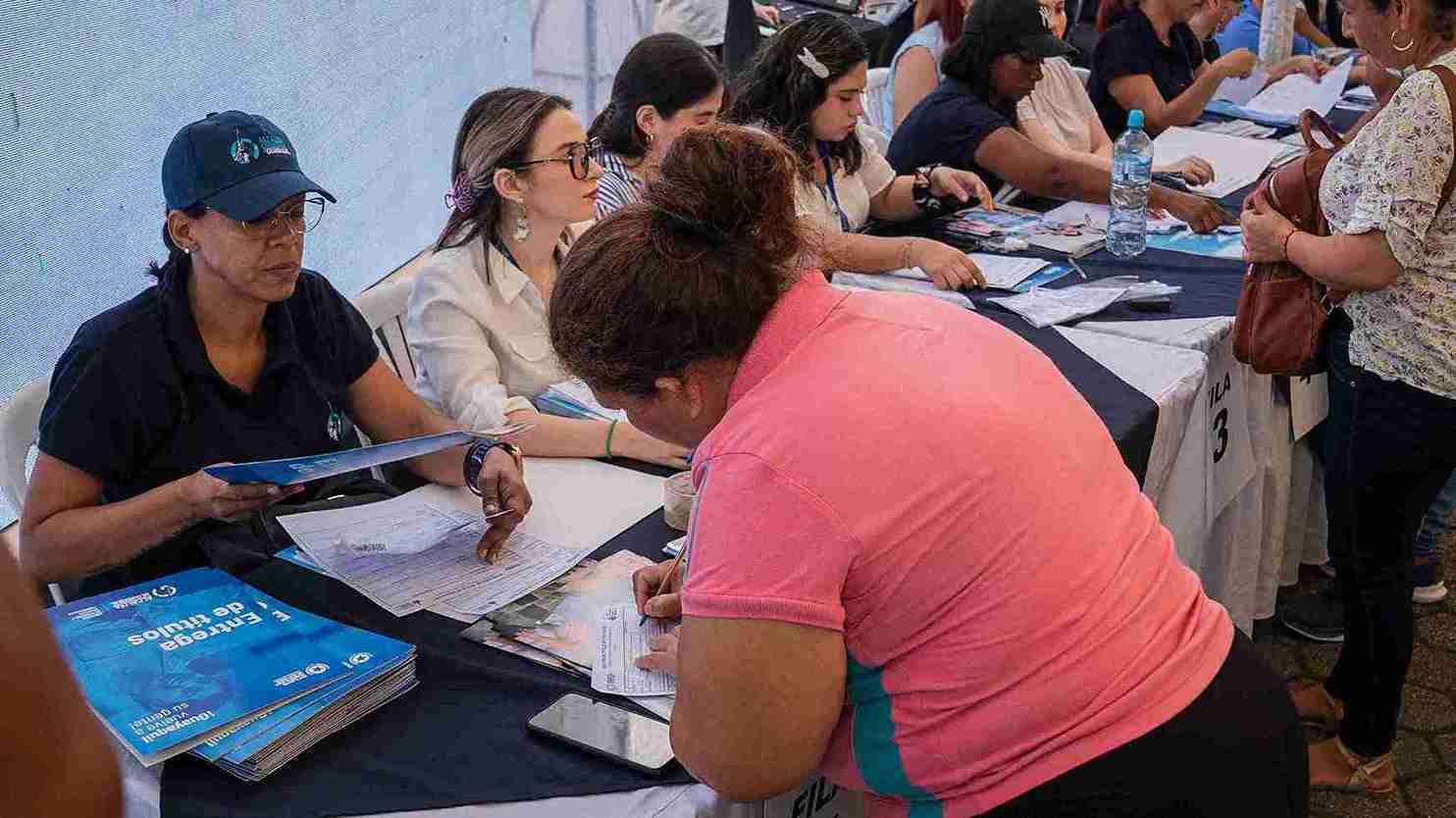 Municipio De Guayaquil Entrega 300 Títulos De Propiedad A Moradores De